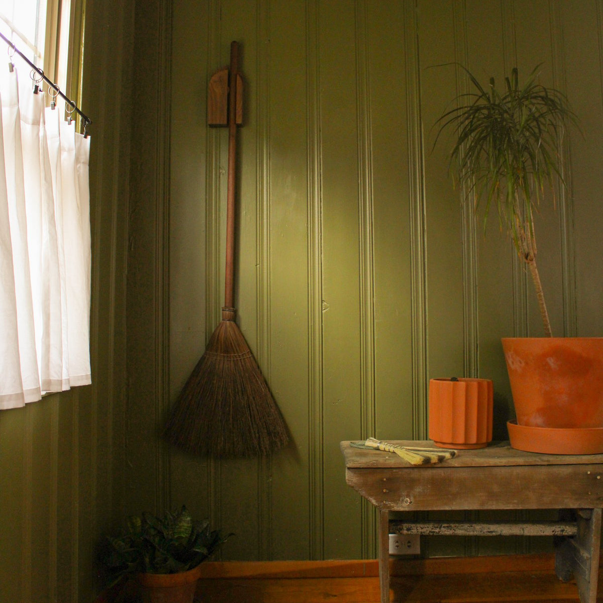 Dutch Broom Hanger